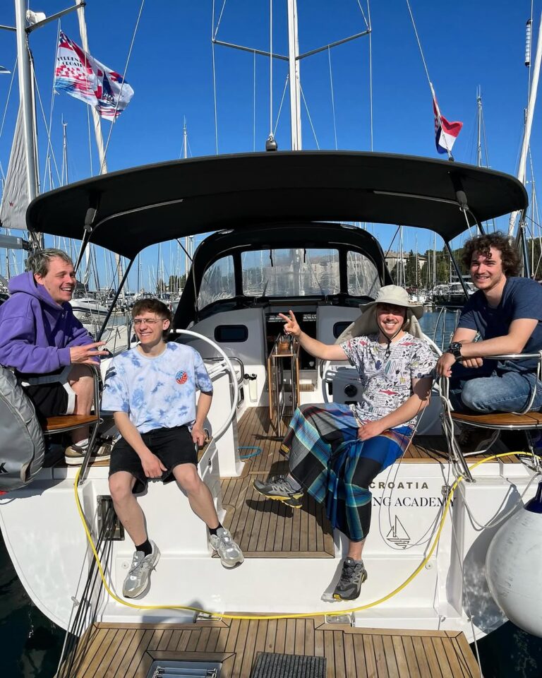 Unser Konzept: Mitsegeln in Traumrevieren für junge Leute! ☀️